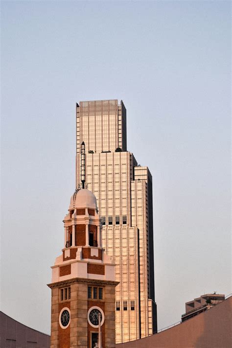 회색 하늘 아래 흰색 콘크리트 건물 사진 Unsplash의 무료 홍콩 이미지