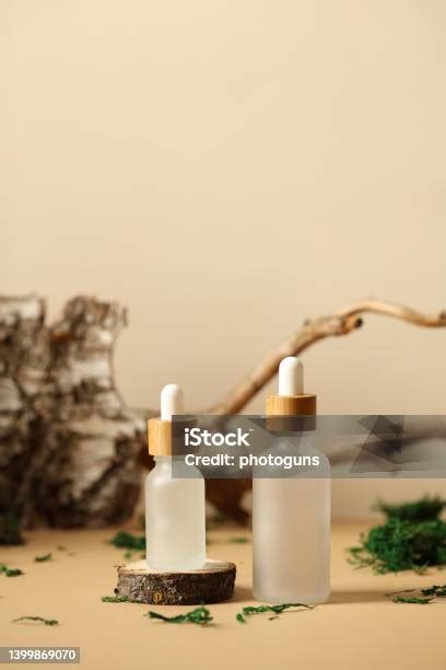 천연 혈청이있는 투명한 유리 점적기 병 나뭇 가지 자작 나무 껍질 배경에 이끼 0명에 대한 스톡 사진 및 기타 이미지 0명 건설 플랫폼 깨끗한 Istock