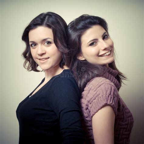 Baisers De Deux Beaux Filles Image Stock Image Du Peau Bonheur