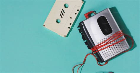 복고풍 오디오 카세트 카세트 플레이어 및 이어폰이 파란색으로 분리되어 있습니다 사진 Unsplash의 헤드폰 이미지