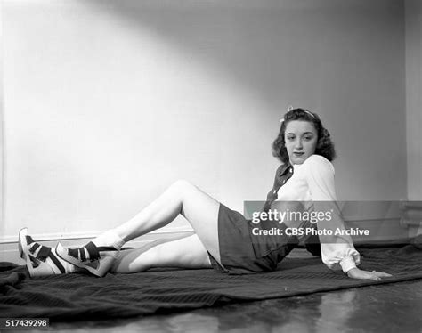 Cbs Radio Actress Barbara Fuller Wears Fashionable Clothes The 18