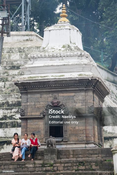 카트만두 네팔 시바에게 헌정 된 유명한 힌두교 사원 인 Pashupatinath 사원의 신성한 Bagmati 강 유역을 따라