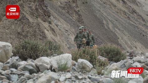 帕米尔高原边防线上的巡线兵 北京时间