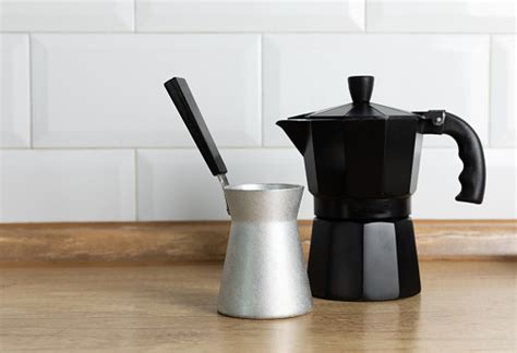 밝은 배경에 커피 원두가 있는 간헐천 커피 메이커 커피를 만들기 위한 주전자 향기로운 커피를 만드는 개념 안녕하세요 텍스트를