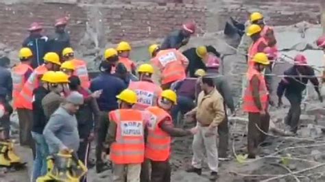 चार मजली इमारत कोसळली १२हून अधिक लोक अडकल्याची भीती Gurugram
