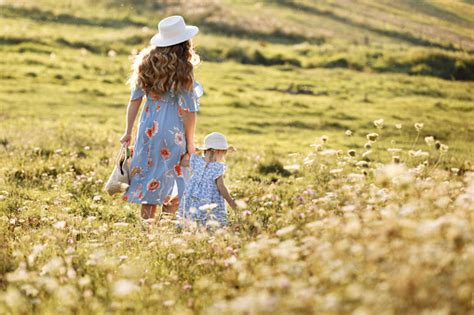 어린 어머니가 어린 딸과 함께 녹색 들판에서 걷고 있습니다 정원에서 가족 휴가 자연에 함께 아이와 함께 초상화 엄마 엄마 야외에서 어린 딸 행복한 어머니의 날 클로즈업 2