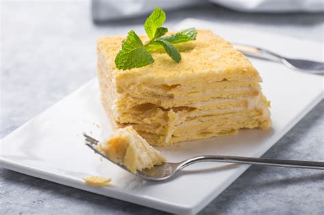 콘크리트 배경에 흰색 접시에 케이크 나폴레옹의 조각 가까이보기 퍼프 페이스트리와 커스터드가 있는 전통적인 밀레유 디저트 그릇에 대한 스톡 사진 및 기타 이미지 Istock