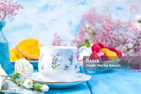 향기로운 모닝 커피 한 잔 과일 아이스 크림 및 꽃은 흰색과 파란색 나무 바탕에 핑크와 빈티지 사진입니다 공간 복사 강판에