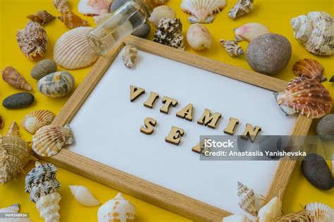 구성 시트 백서 텍스트 비타민 Sea 조개 자갈 노란색 배경에 모형 공백 상단보기 정물 평평한 누워 바다 휴가 여행 개념 관광 및 리조트 갑각류에 대한 스톡 사진 및 기타