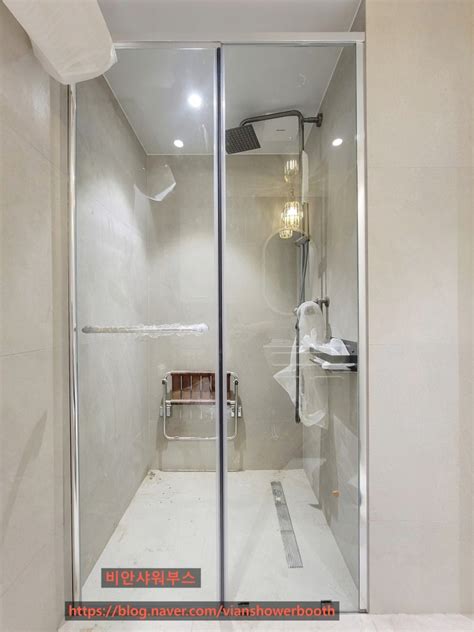 샤워부스 무힌지 회전바 도어 를 샤워 칸막이 로 설치 한 샤워부스 유리 칸막이 무힌지 샤워부스 인테리어 시공 아파트 헬스장 필라테스 왁싱샵 피부관리샵 구산이편한