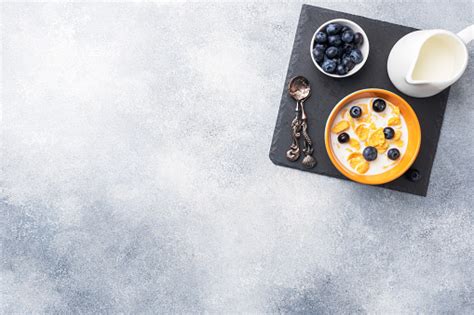 신선한 블루베리 꿀 우유를 곁들인 천연 시리얼로 만든 콘 플레이크 건강하고 건강한 아침 식사의 개념 복사 공간 회색 콘크리트 배경 건조한에 대한 스톡 사진 및 기타 이미지