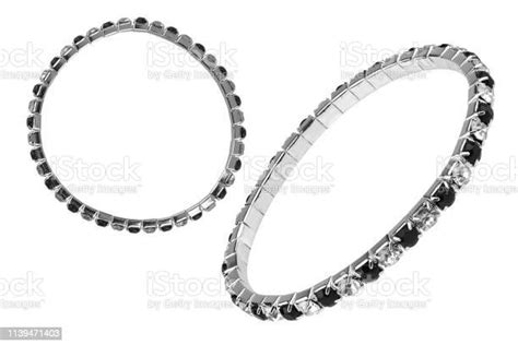 흑백 배경 클리핑 경로에 고립 된 검은 색과 흰색 반보석을 가진 탄성 금속 실버 팔찌의 두 인스턴스 포함 0명에 대한 스톡 사진 및 기타 이미지 Istock
