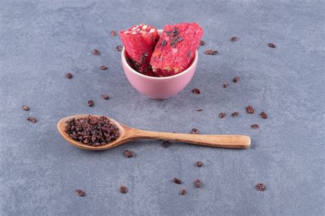 피스타치오와 회색 배경에 마른 건포도 터키어 기쁨 Rahat Lokum 무료 사진