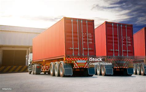 주차장에 세미 트레일러 트럭 부두 창고에 적재되는 트럭 선적화물 컨테이너 배달 트럭 유통 창고 화물 트럭화물 운송 창고 물류 트럭에 대한 스톡 사진 및 기타 이미지 Istock