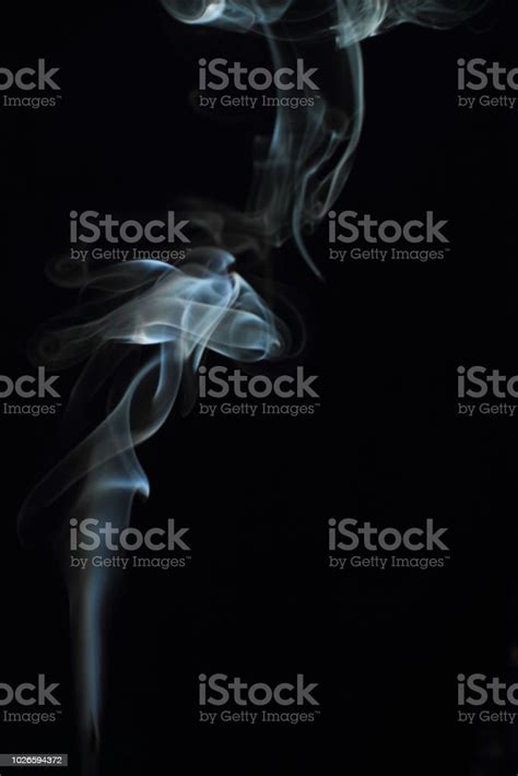 검은 배경에 흰색 연기 텍스처 검은색에 대한 스톡 사진 및 기타 이미지 검은색 곡선 그을음 Istock