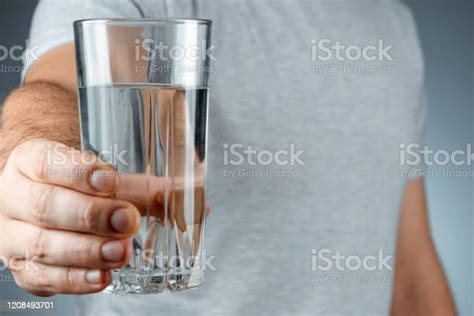 회색 배경에 남성 손에 순수한 미네랄 워터와 유리 컵 클로즈업 약물 치료 치료 건강한 음료 개념에 대한 스톡 사진 및 기타