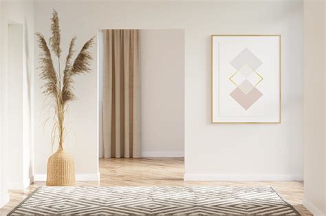 수직 포스터가 있는 베이지색 홀 의 내부 출입구 사이에 고리버들 꽃병에 있는 팜파스 잔디 쪽모이 세공 마룻바닥의 카펫 창문이 있는 방이 내려다보입니다 가정의 방에 대한 스톡