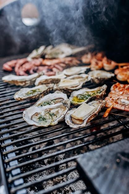 Churrasco De Frutos Do Mar Coleção De Ostras De Polvo Moluscos Camarões Tigre Grelhados Na