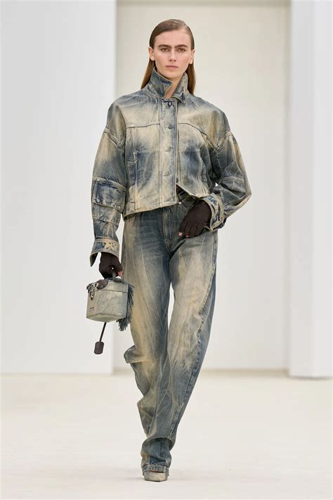 Il Divise Le Jean Barrel Fera Pourtant Lunanimité En 2026 Vogue France