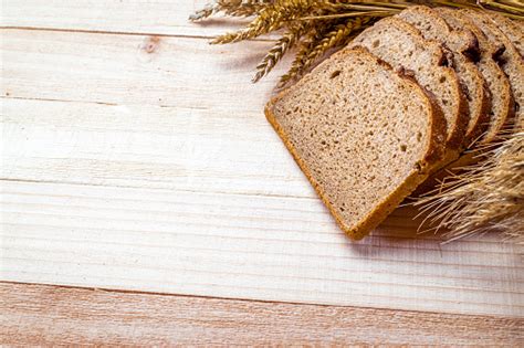 맛있는 빵 나무 질감 배경에 밀 곡물 귀 또는 스파이크 식물 소박한 전통 빵의 신선한 덩어리 거친 빵과 부스러기가있는 호밀 빵집 수제 베이킹 갈색에 대한 스톡 사진 및 기타