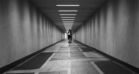 무료 이미지 빛 검정색과 흰색 건축물 화이트 터널 지하철 수송 선 홀 그림자 어둠 검은 단색화 대중 교통 가로 사진 솔직한 하부 구조 대칭
