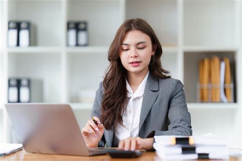 관리자 사업가 재무 검사관이 잔액을 계산하는 보고서를 작성합니다 내부 수익 및 회계 개념 Office Of Management And Budget에 대한 스톡 사진 및 기타