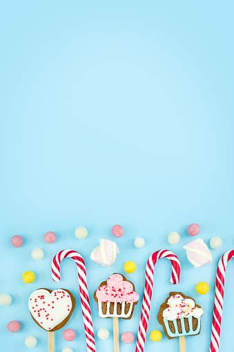 과자 사탕 쿠키 및 롤리팝이 파란색 배경에 있습니다 달콤한 크리스마스 지팡이 탑보기 복사 공간 0명에 대한 스톡 사진 및 기타 이미지 Istock