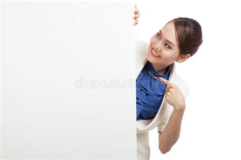 De Jonge Aziatische Vrouw Toont O K Met Leeg Teken Stock Afbeelding Image Of Mooi