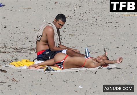 Willow Smith Sexy Seen Showcasing Her Hot Bikini Body At The Beach In