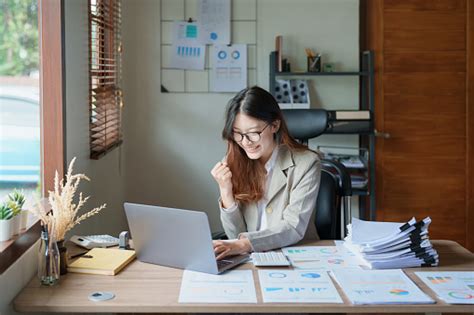 직장에서 컴퓨터와 재정 예산 문서를 사용하여 사업을 성공적으로 투자 한 행복한 미소 짓는 얼굴을 보여주는 여성 사업주의 초상화 감정에 대한 스톡 사진 및 기타 이미지