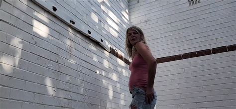 Exponiendo Un Edificio Deportivo Abondonado Para Una Sesión De Fotos Y Ella Se Puso Cachonda