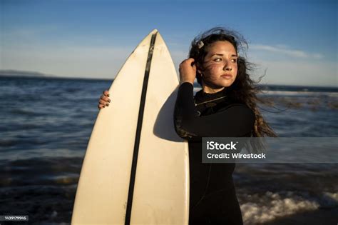 서핑보드를 들고 스페인의 해변에서 포즈를 취하는 매력적인 여성의 얕은 초점 샷 건강한 생활방식에 대한 스톡 사진 및 기타 이미지 건강한 생활방식 관광 리조트 관광객