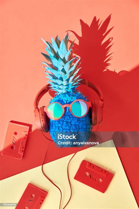 빨간 종이에 그림자와 선글라스와 이어폰에 재미 청록색 파인애플 0명에 대한 스톡 사진 및 기타 이미지 0명 가공의 인물 그림자 Istock
