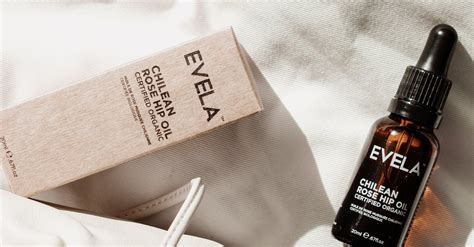 건강한 피부 고급 스킨케어 광택이 있는 로즈힙 오일 미니멀리스트 미용 제품 박스 병 부드러운 원단 브랜드 빛나다 수직 쐈어 수화 작용 스킨케어