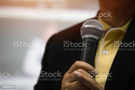 스마트 사업 연설 그리고 세미나 실 또는 말하는 회의 홀 빛 마이크와 마이크와 말하기 음성 소리내어 통신 인간의 형태 Congress에 대한 스톡 사진 및 기타 이미지