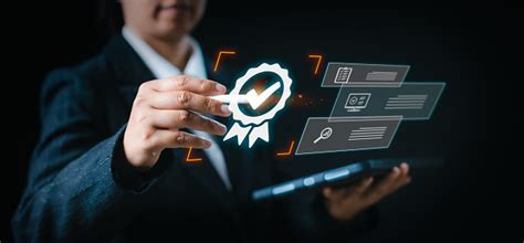 최고의 품질 보증의 가상 화면 아이콘을 터치하는 사업가 확인 표시 기호는 표준 품질 관리를 나타냅니다 Iso 인증 국제 표준 및 품질 보증 비교에 대한 스톡 사진 및 기타