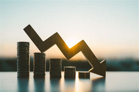 동전 더미가 있는 아래쪽 화살표 성공에 대한 개념 방법 인플레이션 개념을 수정하기 위해 연준 금리를 인상하거나 낮추는 시스템 0명에 대한 스톡 사진 및 기타 이미지 Istock