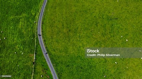 작은 시골 길을 따라 타는 자전거 타는 사람들의 조감도 채플 르 데일 리블 스 데일 요크셔 데일즈 국립 공원 노스 요크셔 영국