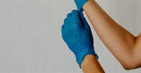 손에 파란 장갑을 낀 사람 사진 Unsplash의 예방 이미지