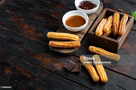 설탕과 초콜릿 소스를 곁들인 츄로스 오래된 어두운 나무 테이블 배경에 텍스트 카피 스페이스 를 위한 공간 갈색에 대한 스톡 사진 및 기타 이미지 Istock