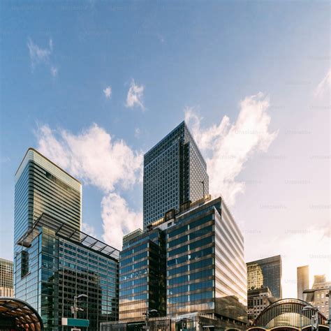 West India Quays 지역에서 카나리 워프 스카이라인의 늦은 오후 전망 런던 영국 사진 Unsplash의 사업 이미지