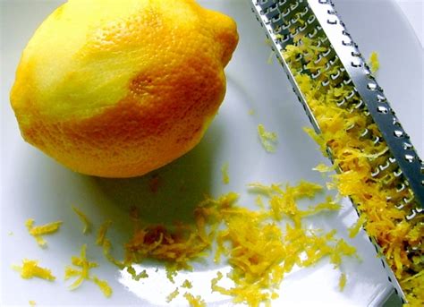 ლიმონის ცედრისგან ზეთს ვამზადებ რომელიც შეშუპებისა და ანთების შემცირებაში მეხმარება