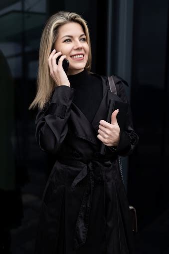 검은 유리 건물의 배경에 있는 비즈니스 여성의 초상화 먼 곳을 바라보는 미소 성공적인 비즈니스 협상의 개념 30 34세에 대한 스톡 사진 및 기타 이미지 Istock