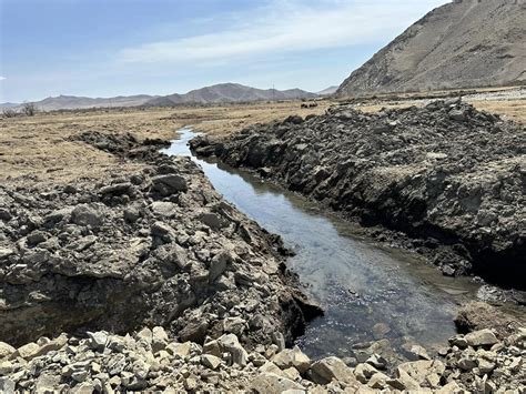 ФОТО Барилга барихаар хууль бусаар хөрс хуулалт хийж голын голдирлыг өөрчилж байсан зөрчлийг
