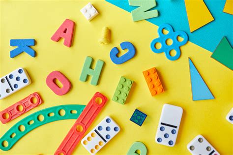 학교 용품 자막을위한 문구 공간 학교 개념으로 돌아갑니다 학교 교육 및 학습 개념 아이들을위한 창의력 상단 보기 다채로운 배경 플랫 레이 0명에 대한 스톡 사진 및 기타