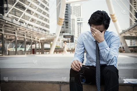工人在工作和生活中感到沮丧和疲惫。