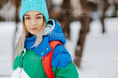 Bagpack 공원에서 포즈와 젊은 매력적인 여자의 야외 초상화 세련 된 따뜻한 옷을 입고 모델입니다 도시 생활양식입니다 겨울에 대한 스톡 사진 및 기타 이미지 Istock