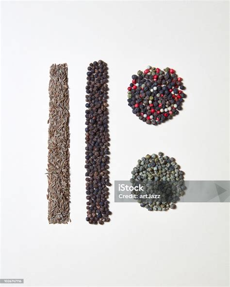 천연 유기농 향신료고추의 다양 한 종류와 추상 음식 기하학적 패턴 캐 러 웨이 허브 흰색 배경에 고립 검은색에 대한 스톡 사진 및 기타 이미지 Istock