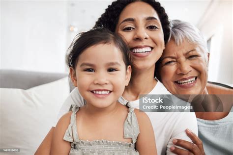 가족 세대 그리고 집에서 아이를 낳은 어머니와 할머니와 함께 사랑과 보살핌으로 초상화에서 미소를 짓습니다 여성과 소녀가 함께 좋은 시간을 보내는 행복 관계 및 웰빙 다세대
