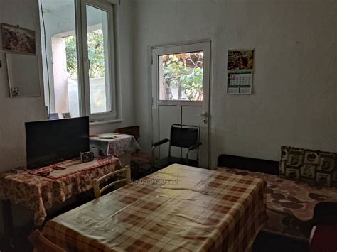 Къща с Багренци Едноетажна къща 91 кв м РЗП 700 кв м двор Къщи Вили Багренци Продава